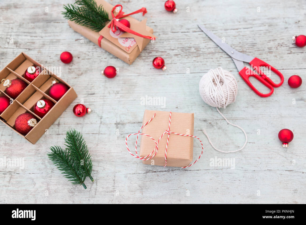 Wrapping parcels hi-res stock photography and images - Alamy