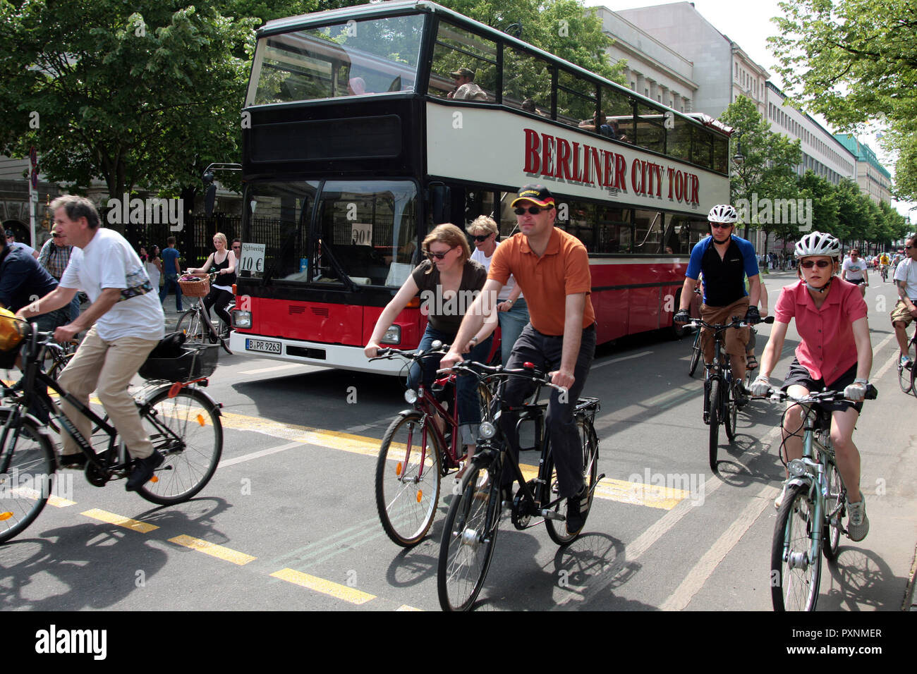 Bus sightseeing berlin hi-res stock photography and images - Alamy