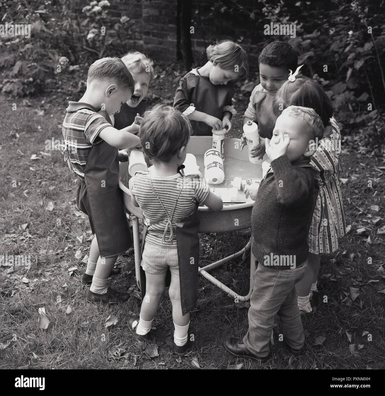 Children playing outside 1950s hi-res stock photography and images - Alamy