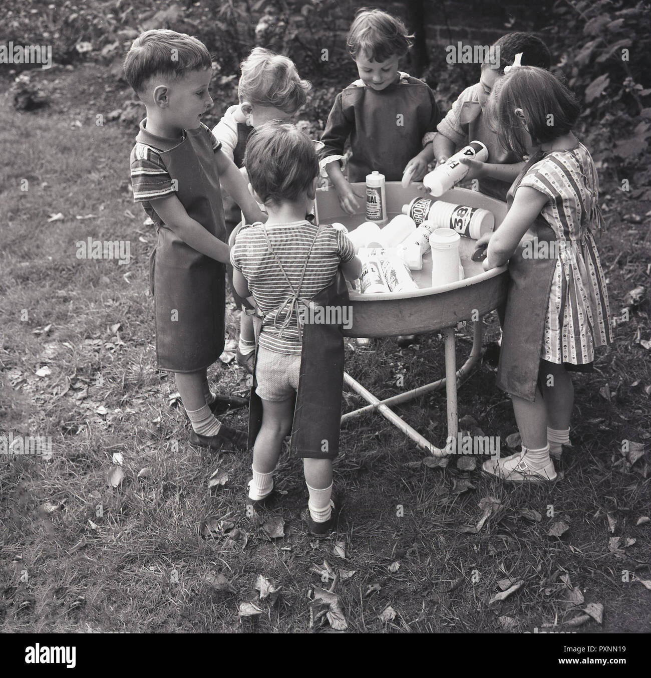 Children playing outside 1950s hi-res stock photography and images - Alamy
