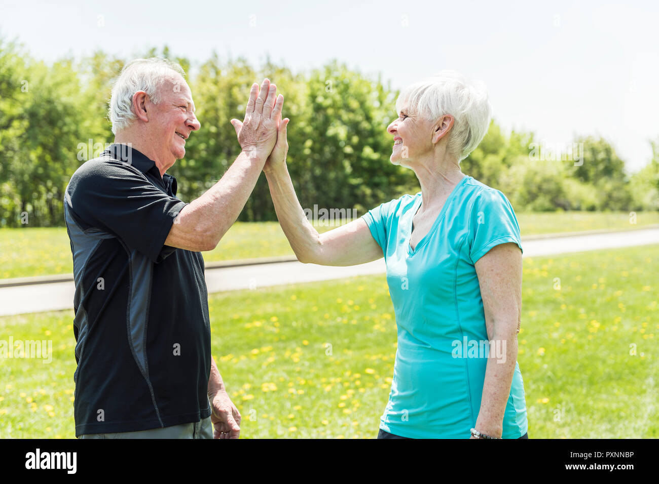 Man woman doing high five hi-res stock photography and images - Alamy