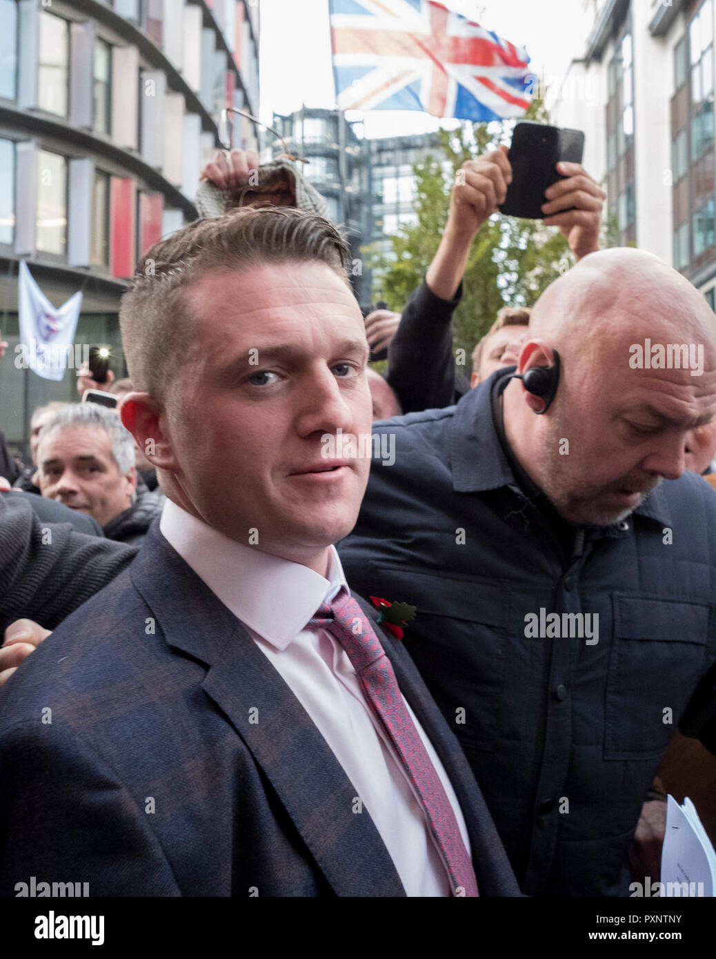 Tommy robinson leaving the old bailey hi-res stock photography and ...