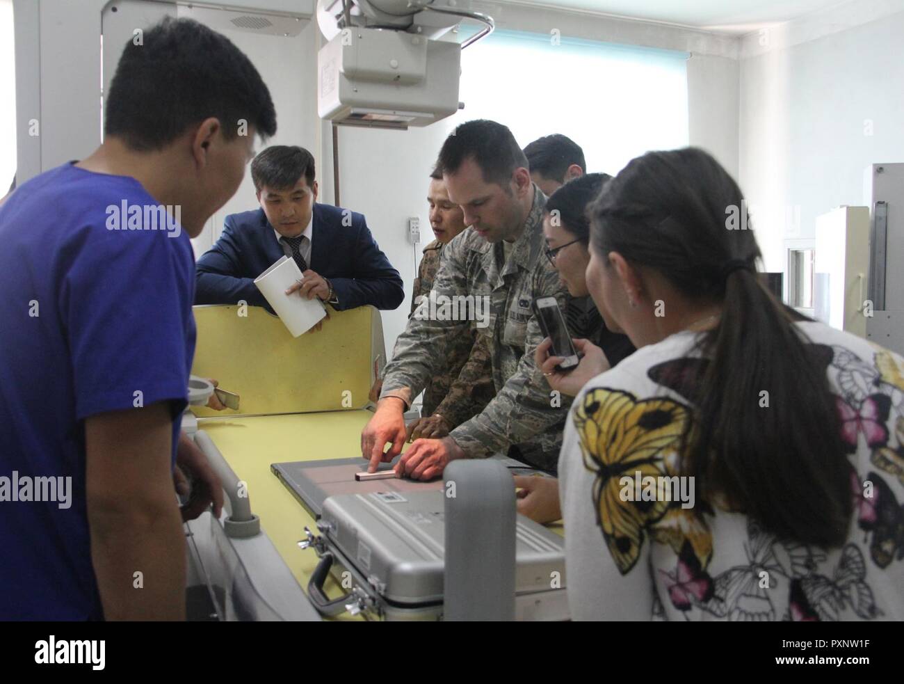 Army technicians in command center hi-res stock photography and images ...