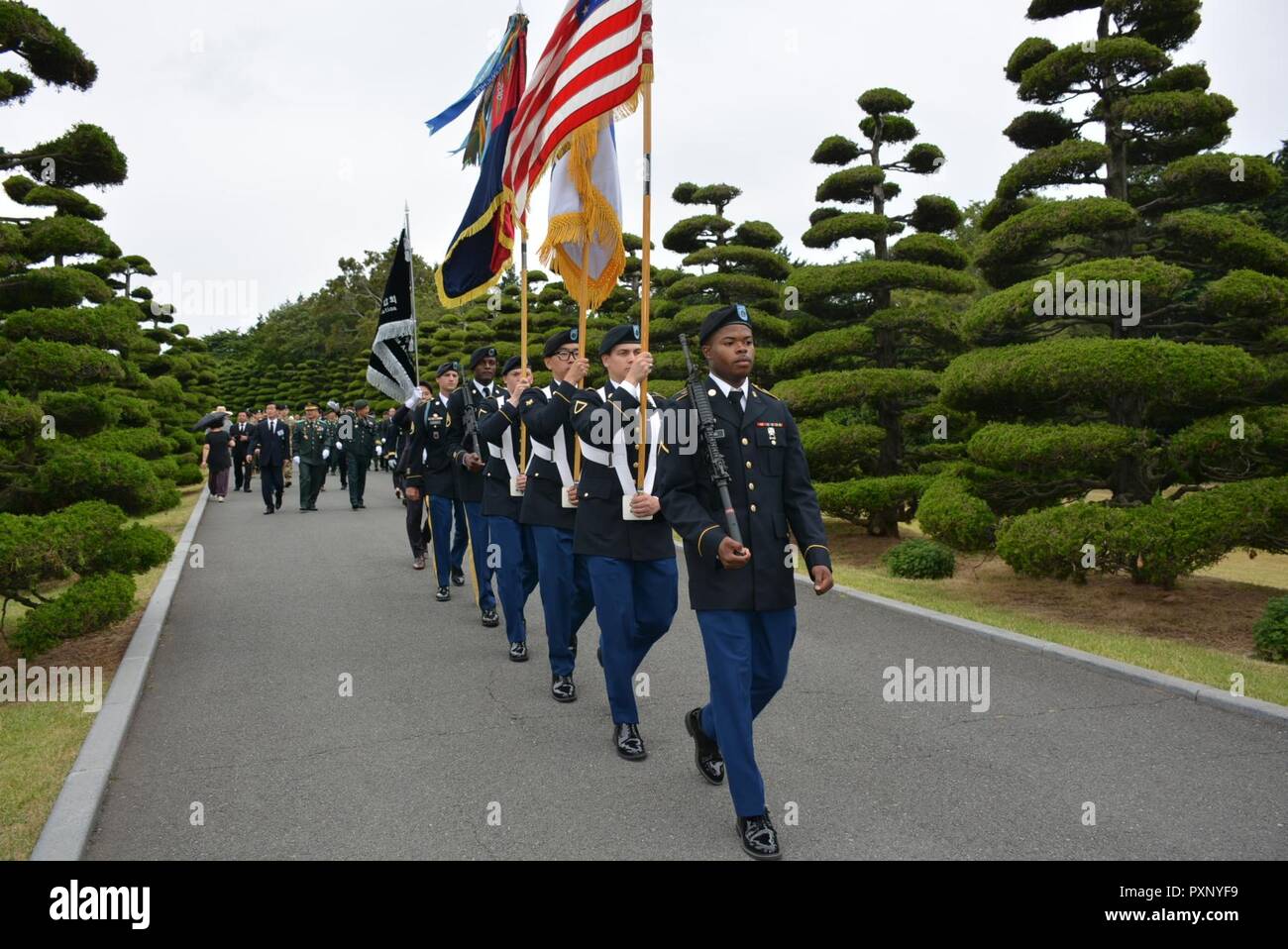 Soldiers of the Special Troops Battalion, 2nd Infantry Division ...