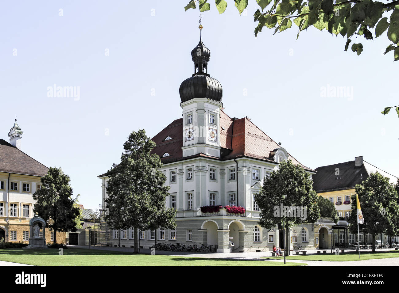 Deutschland, Bayern, Altoetting, Kapellplatz, Rathaus, erbaut 1906 ...