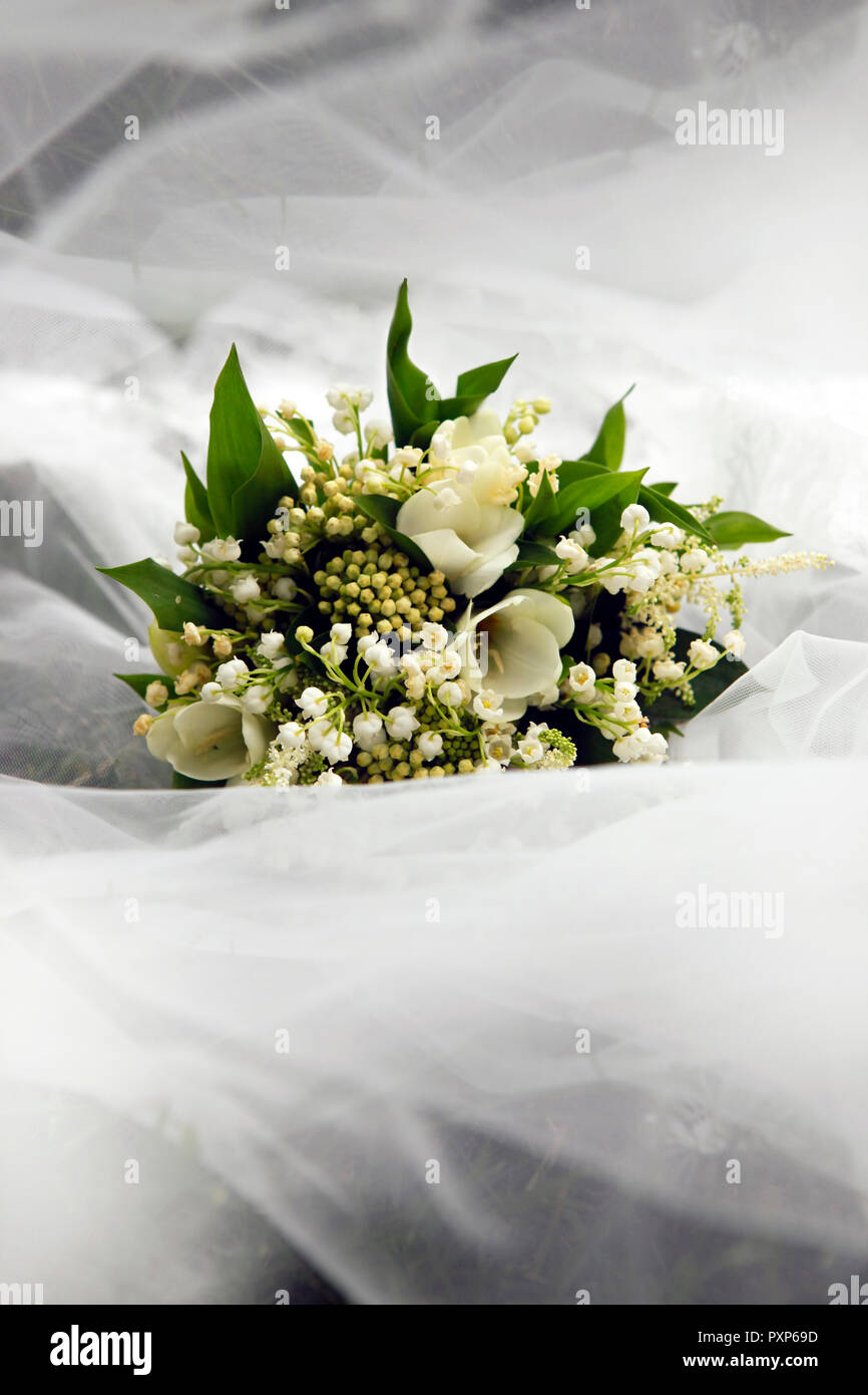 Wedding bouquet on a background of a veil Stock Photo - Alamy