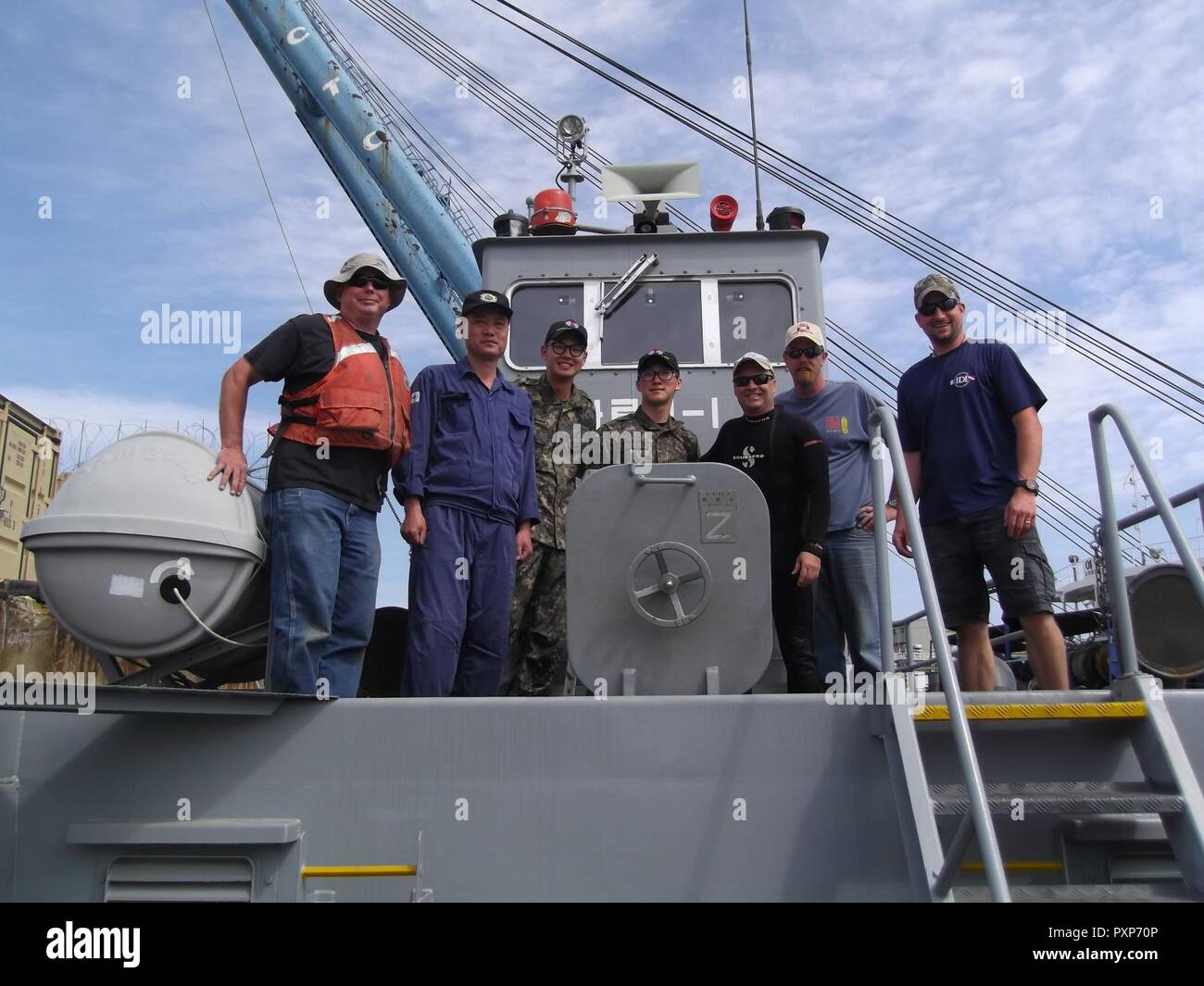 U.S. Army Corps of Engineers dive team poses with South Korean team ...