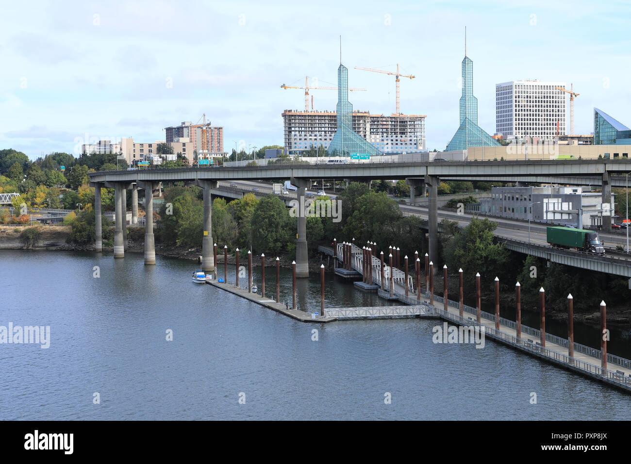Portland oregon skyline highway willamette hi-res stock photography and ...