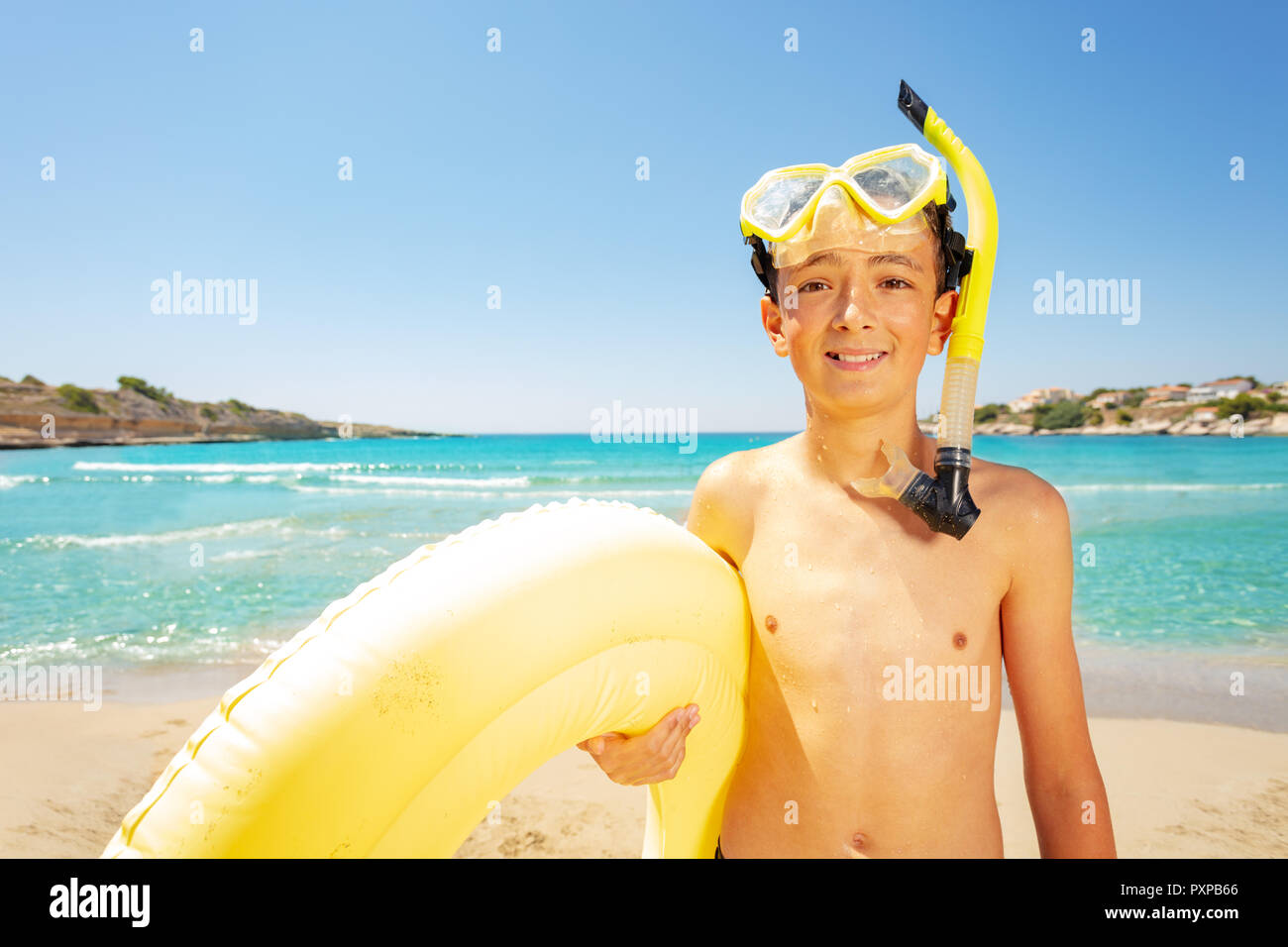 Diver wearing blue diving mask hi-res stock photography and images - Alamy