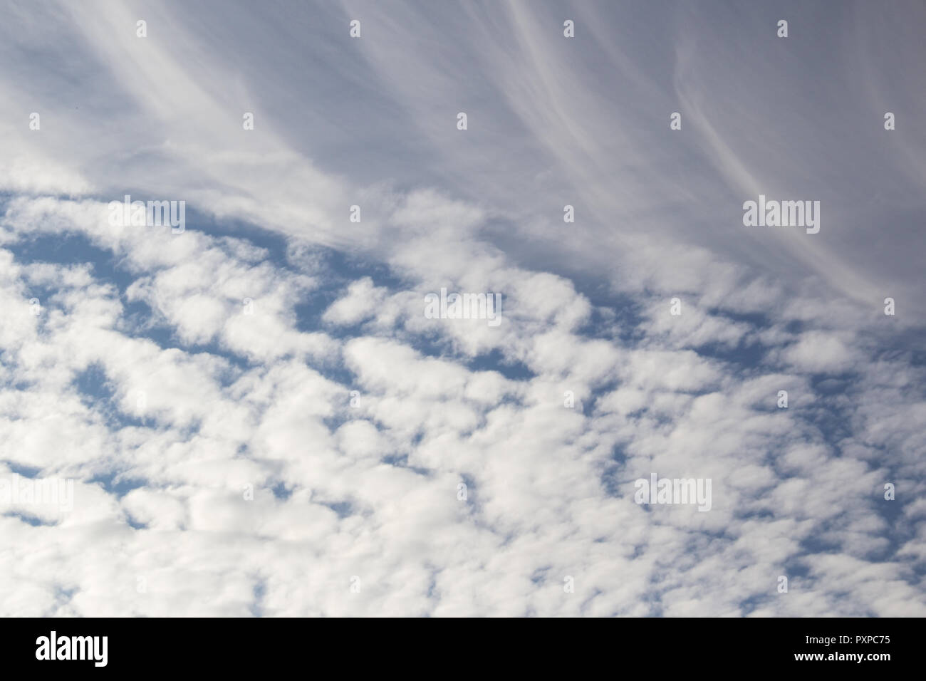 Blue sky with contrasting cloud patterns Stock Photo - Alamy