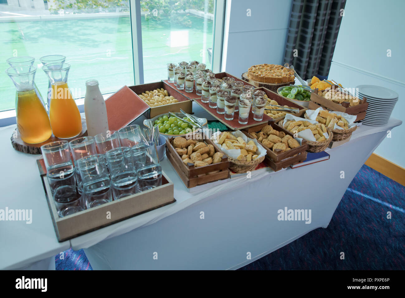 Cocktail networking event cocktail hi-res stock photography and images ...