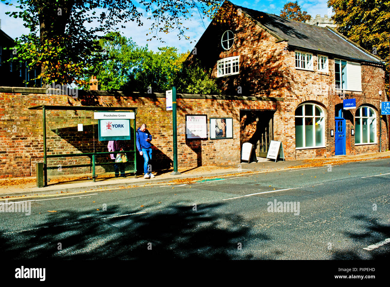 Green bus stop hi-res stock photography and images - Alamy