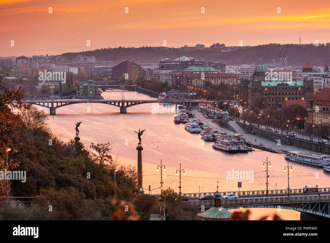 Cechuv most, pristaviste parniku, Dvorakovo nabrezi, reka Vltava, Praha ...