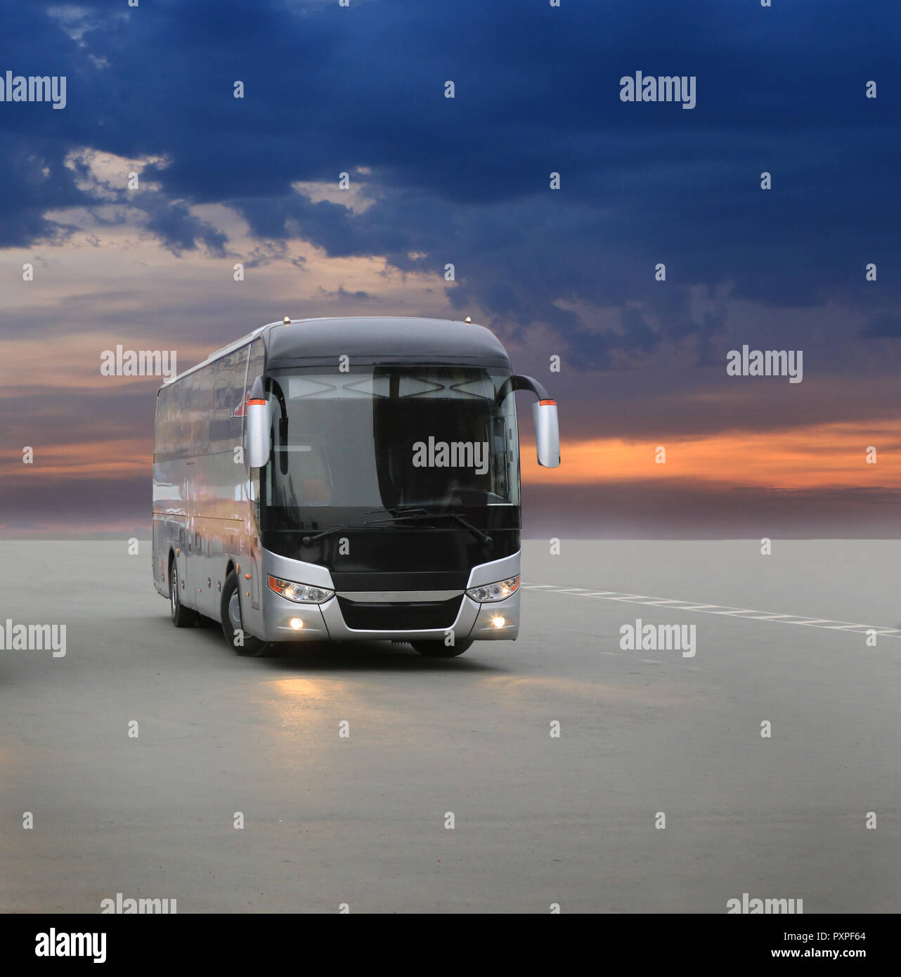 Expressway coach hi-res stock photography and images - Alamy