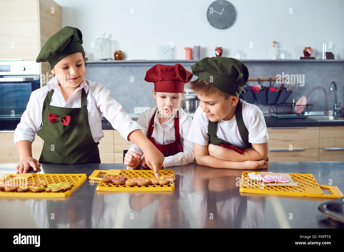 Kids cooking in the kitchen hi-res stock photography and images - Alamy