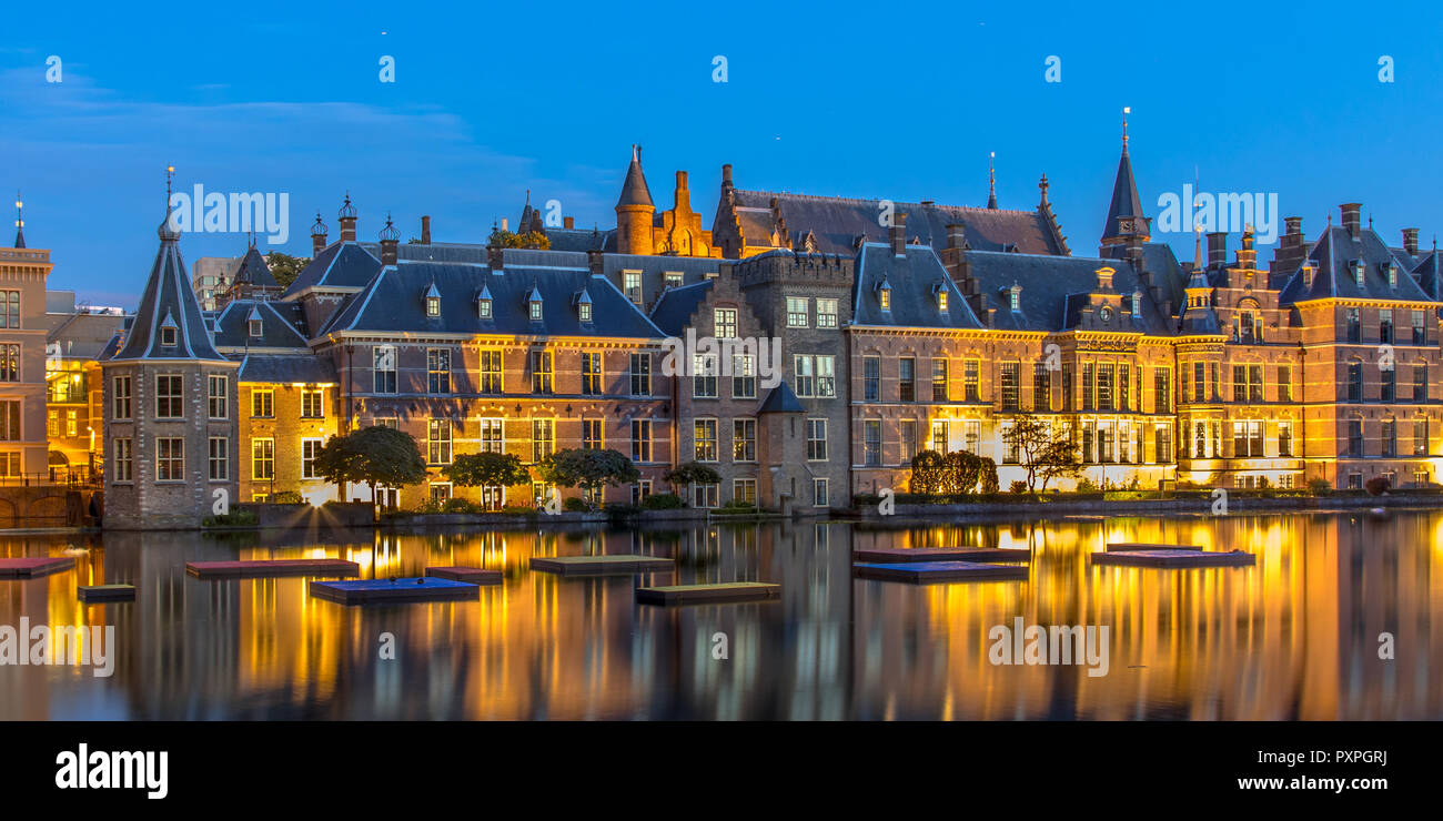 Dutch parliament building Binnenhof seen from Hofvijver at night Stock ...