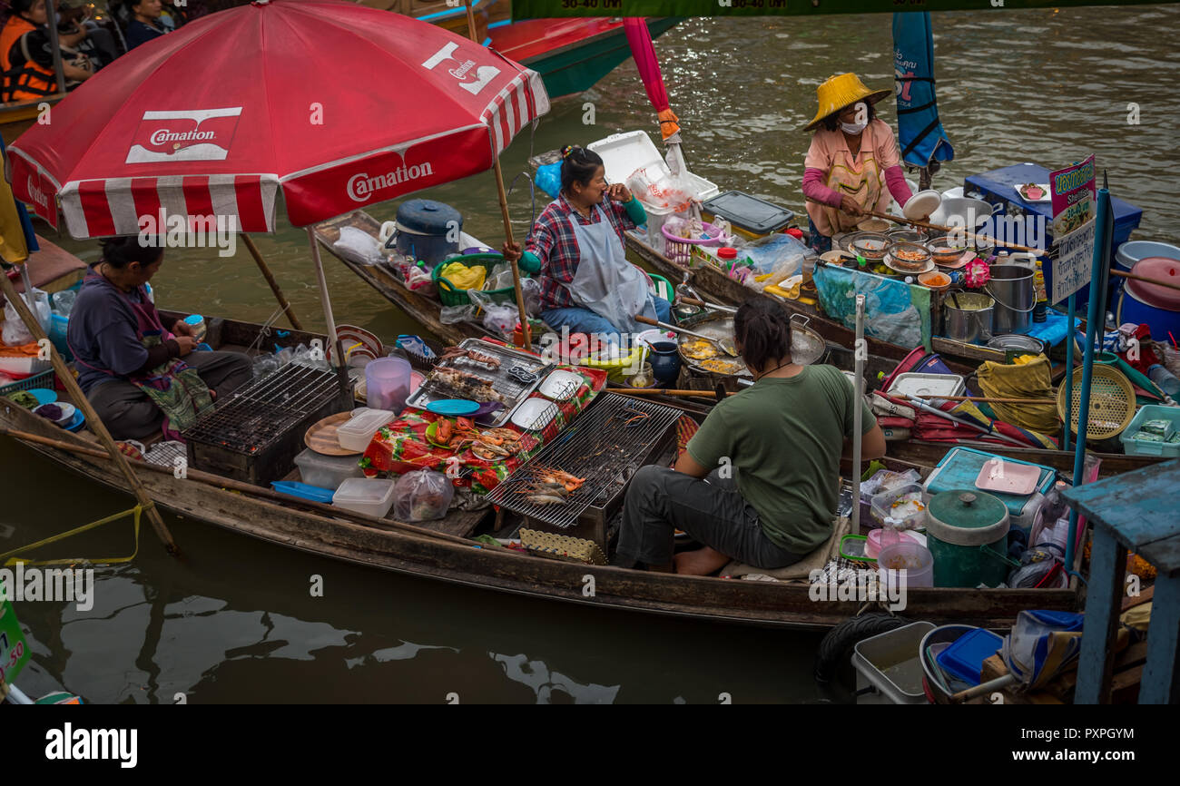 Cooking on boats at a floating market Stock Photo - Alamy
