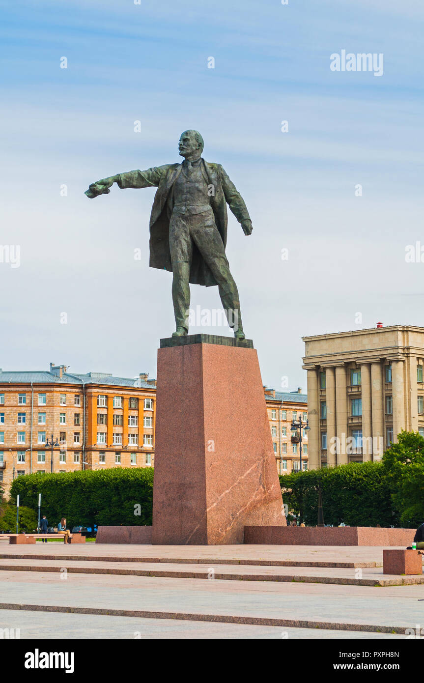 SAINT PETERSBURG, RUSSIA - AUGUST 15, 2017. Monument to Lenin on the ...