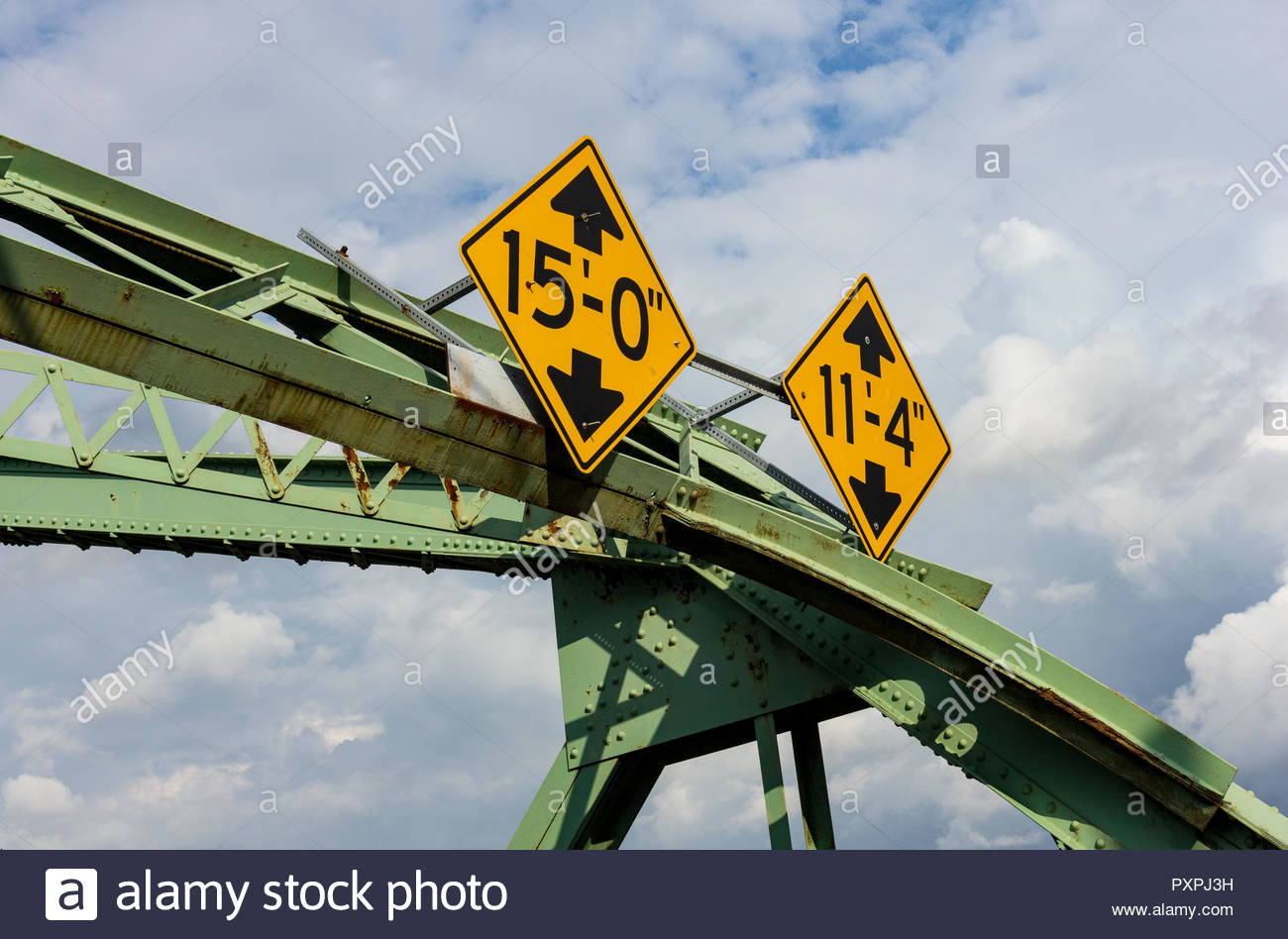 Low Clearance Warning Stock Photos & Low Clearance Warning Stock Images ...