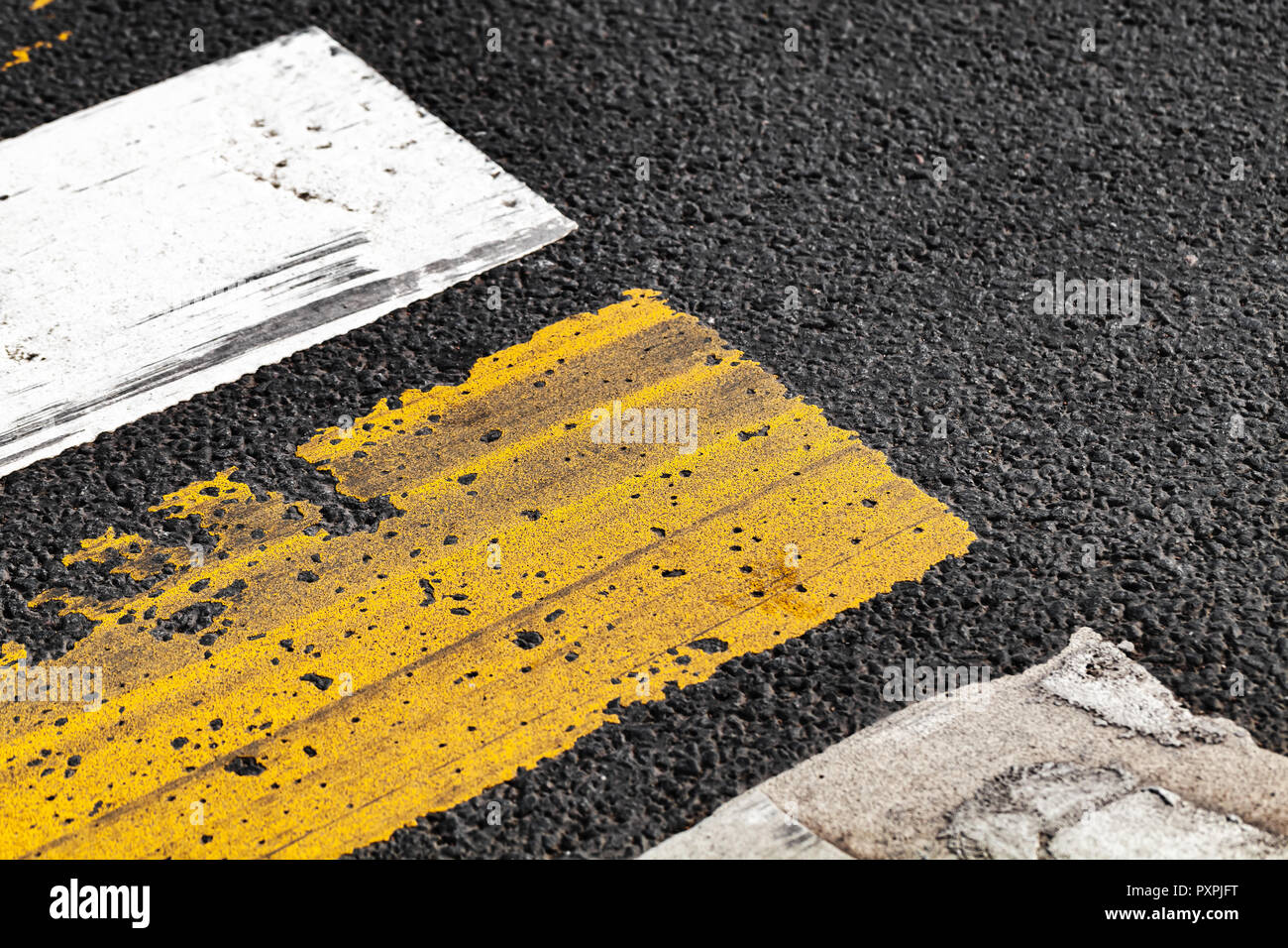 Yellow lines on street mark hi-res stock photography and images - Alamy