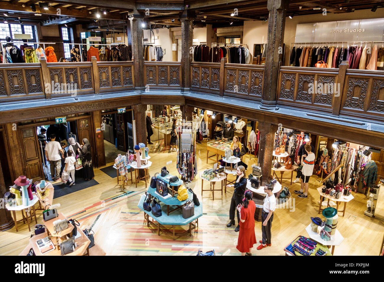 Tudor revival architecture hi-res stock photography and images - Alamy