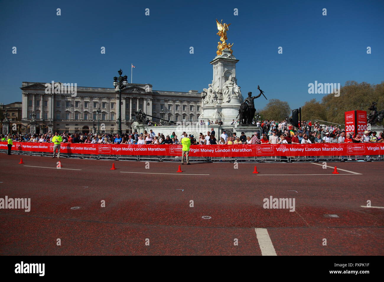 Crowds cheering on London Marathon runners Stock Photo - Alamy
