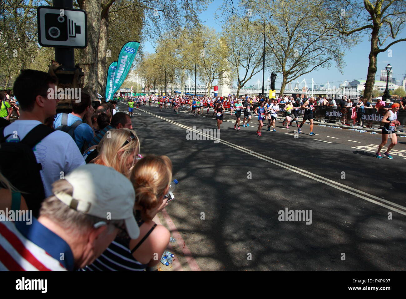 Crowds cheering on London Marathon runners Stock Photo - Alamy