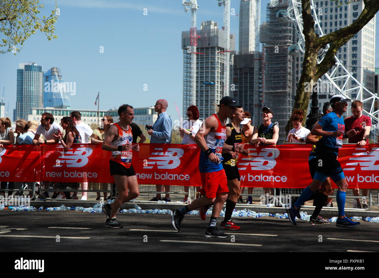 Crowds cheering on London Marathon runners Stock Photo - Alamy