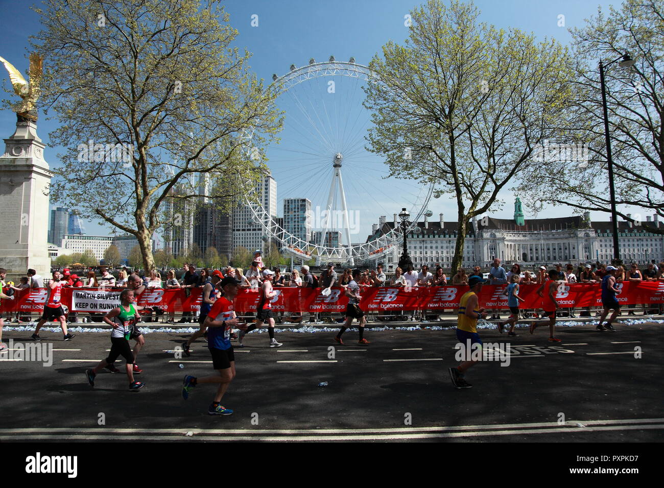 Crowds cheering on London Marathon runners Stock Photo - Alamy
