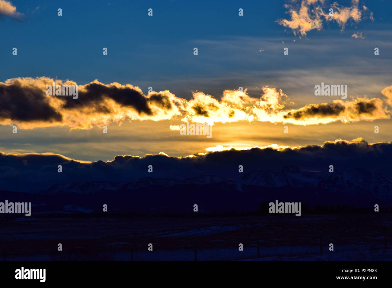 Golden sunset over winter mountains hi-res stock photography and images ...