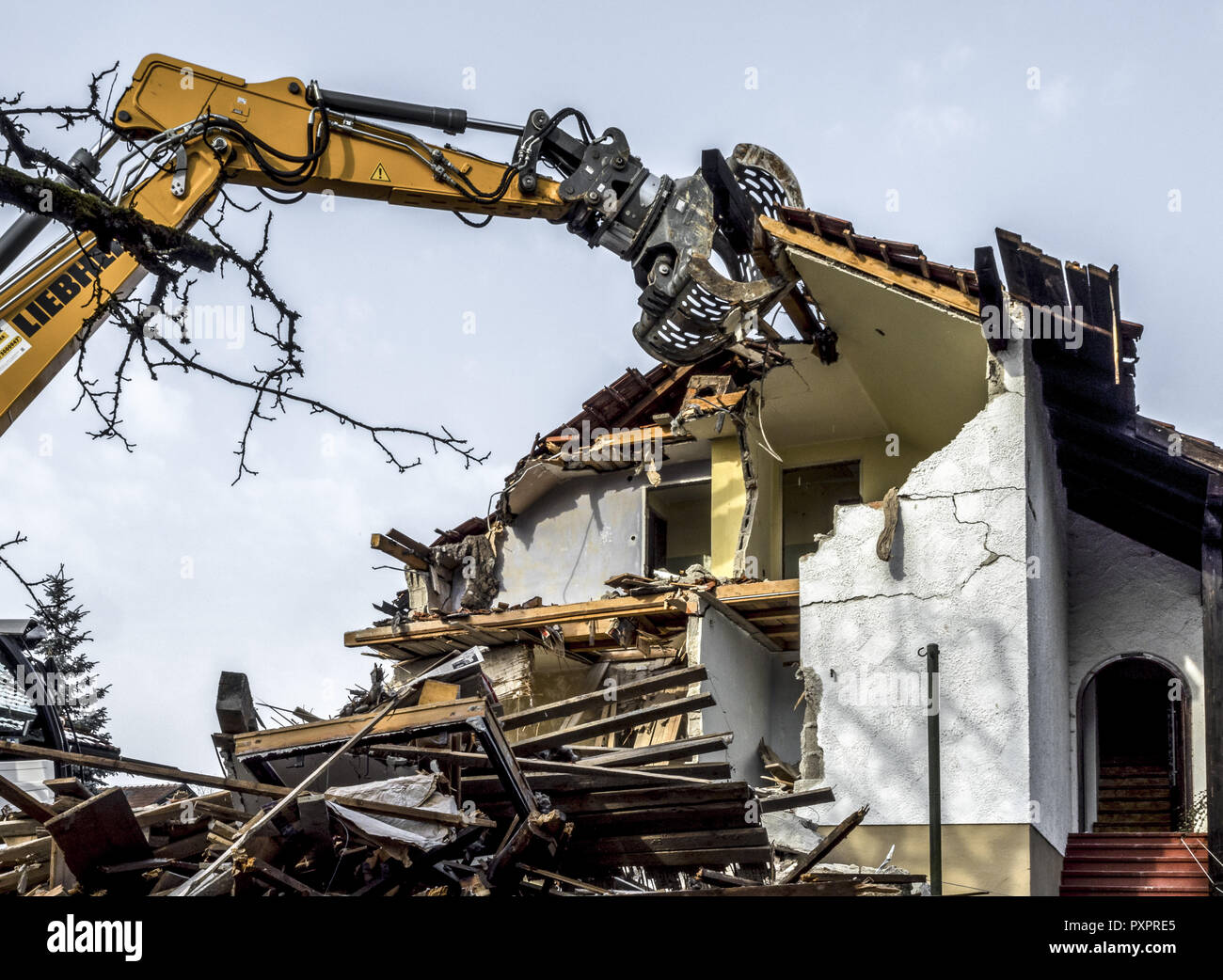 Excavator tears down house hi-res stock photography and images - Alamy