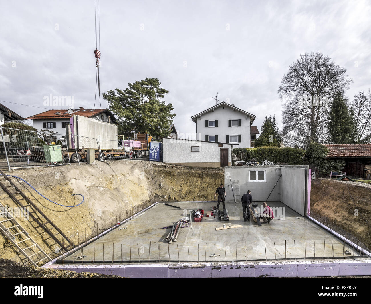 Prefabricated house, workers in setting up the basement walls Stock ...