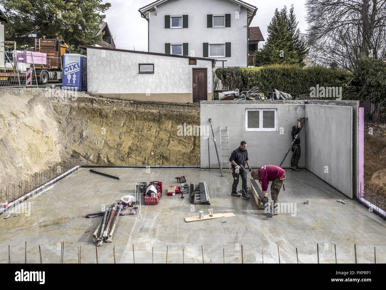 Prefabricated house, workers in setting up the basement walls Stock ...