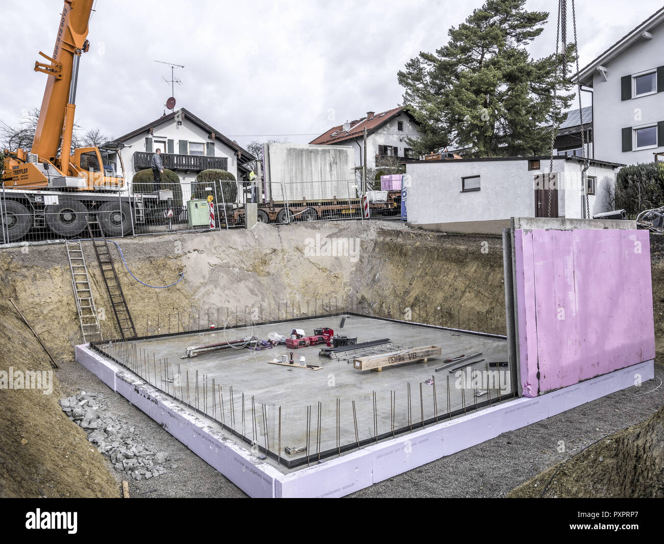 Prefabricated house, workers in setting up the basement walls Stock ...