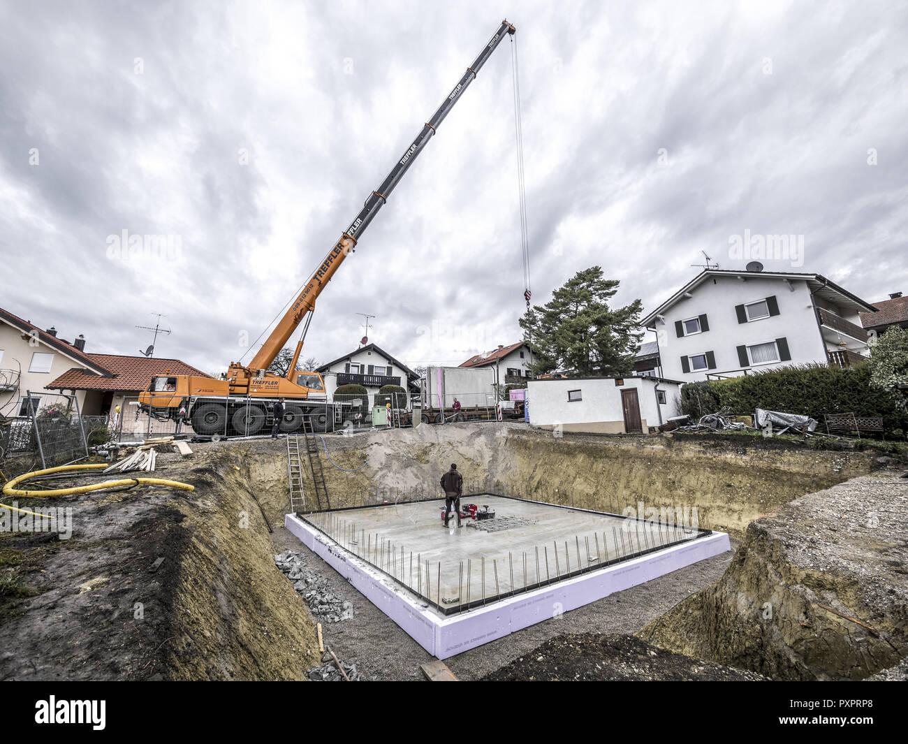 Prefabricated house, workers in setting up the basement walls Stock ...