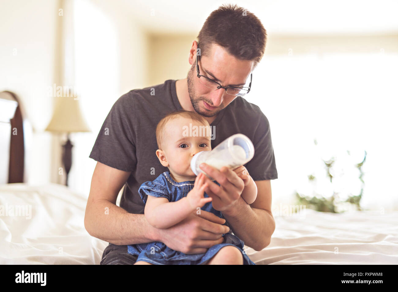 Father feeding baby girl hi-res stock photography and images - Alamy