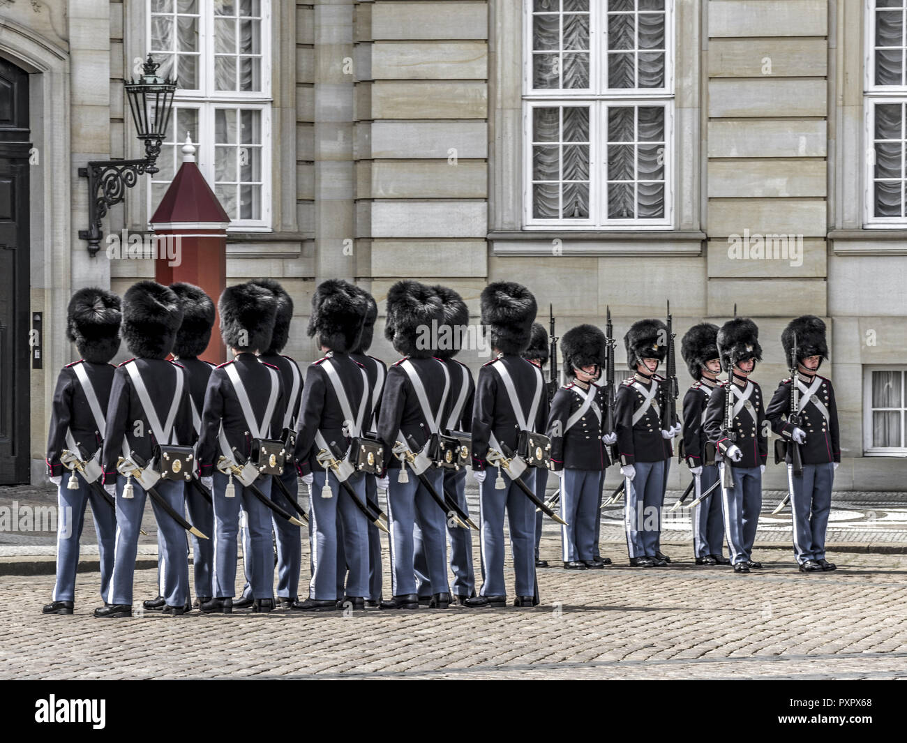 Traditional guard outside amalienborg hi-res stock photography and images - Alamy