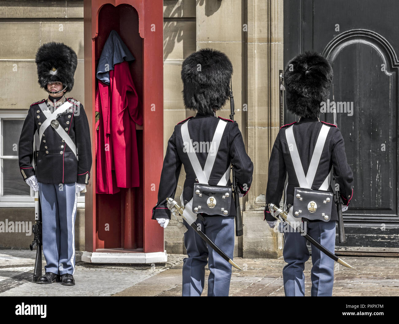 Traditional guard outside amalienborg hi-res stock photography and images - Alamy