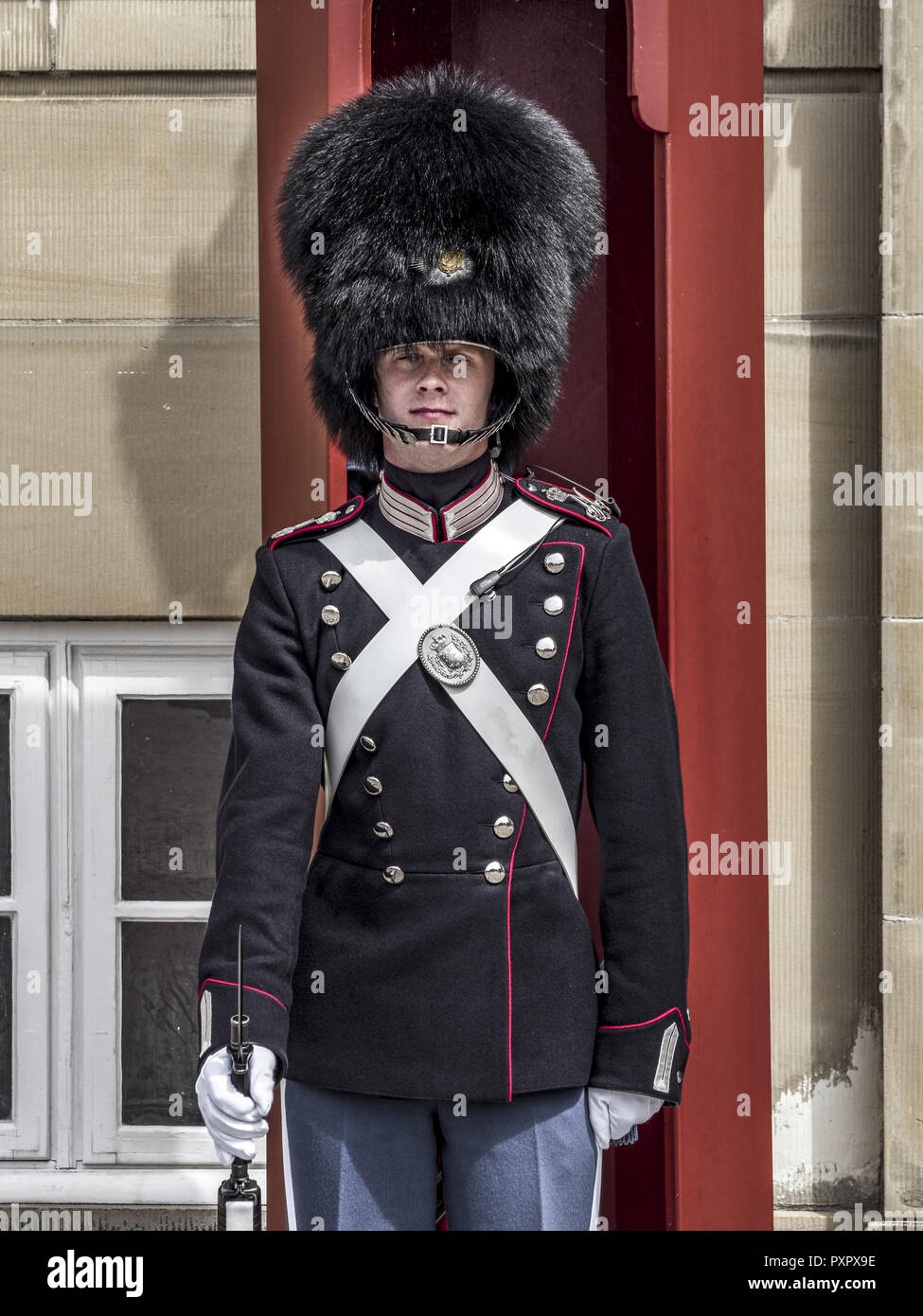 Traditional guard outside amalienborg hi-res stock photography and images - Alamy