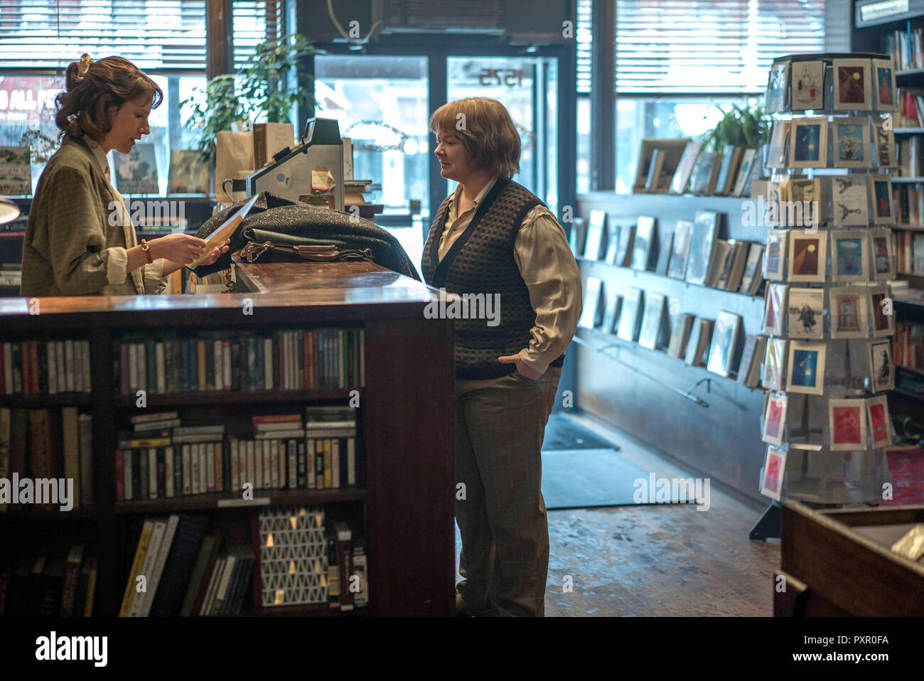 CAN YOU EVER FORGIVE ME?, from left: Dolly Wells as Anna, Melissa ...