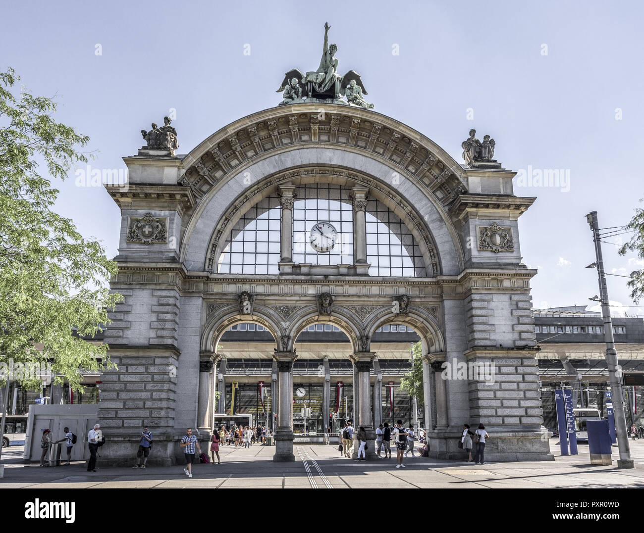 Entrance lucerne railway station hi-res stock photography and images ...