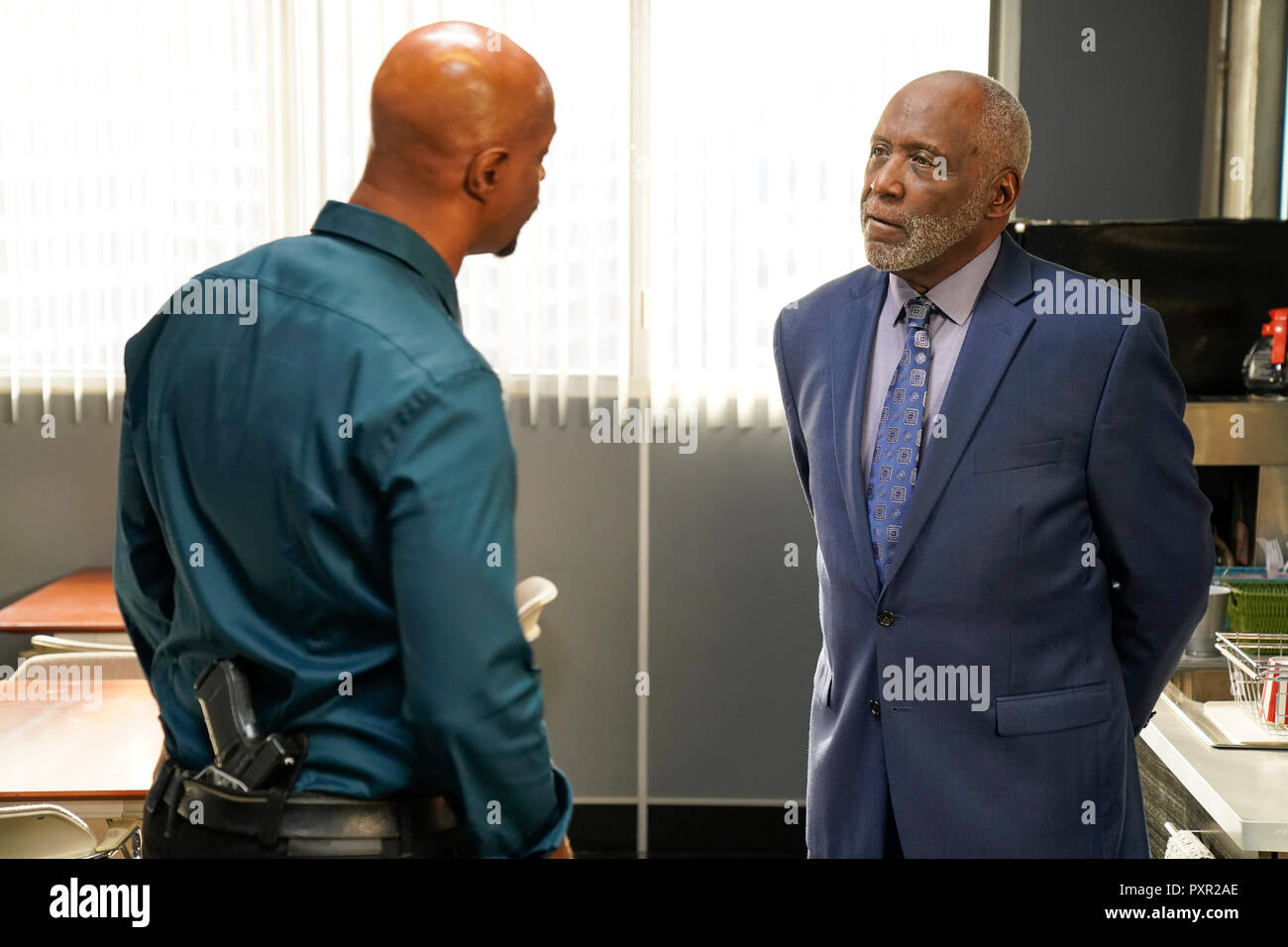 LETHAL WEAPON, from left: Damon Wayans (back to camera), Richard ...