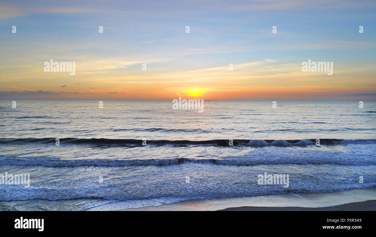 Aerial surfers in the lineup hi-res stock photography and images - Alamy