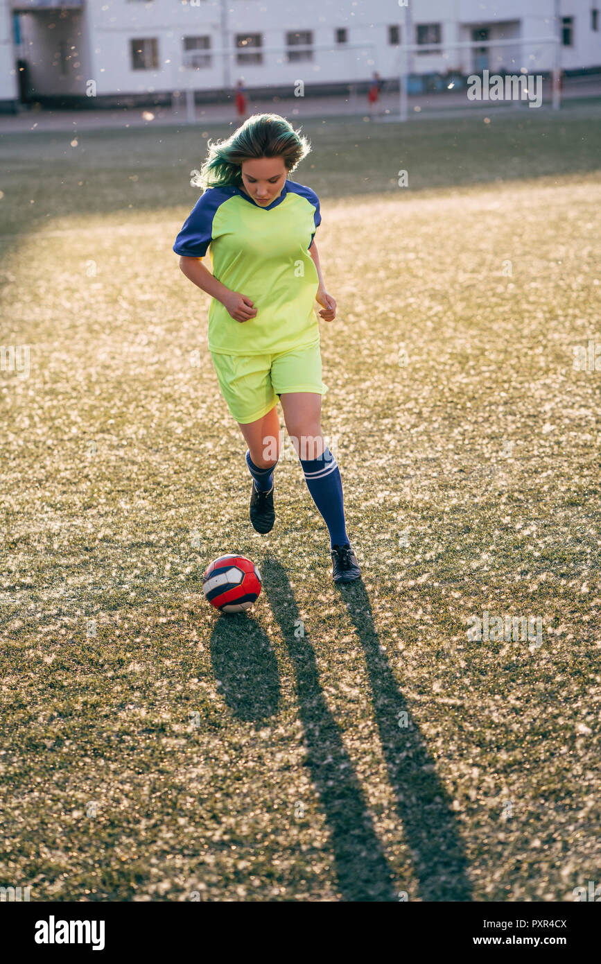 Female footballer head the ball hi-res stock photography and images - Alamy