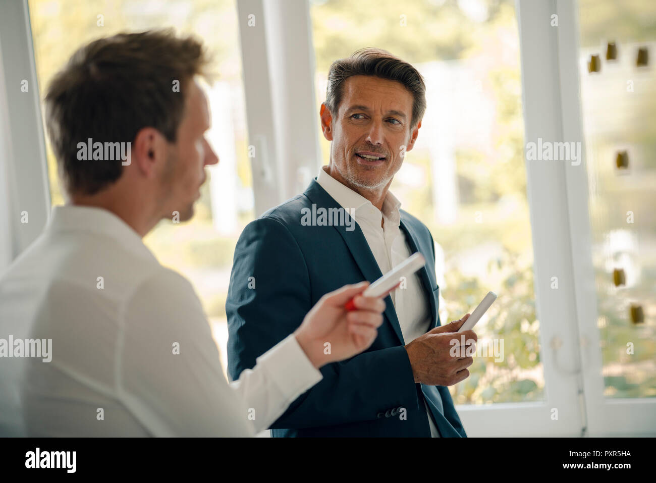 Knowledge sharing hi-res stock photography and images - Alamy