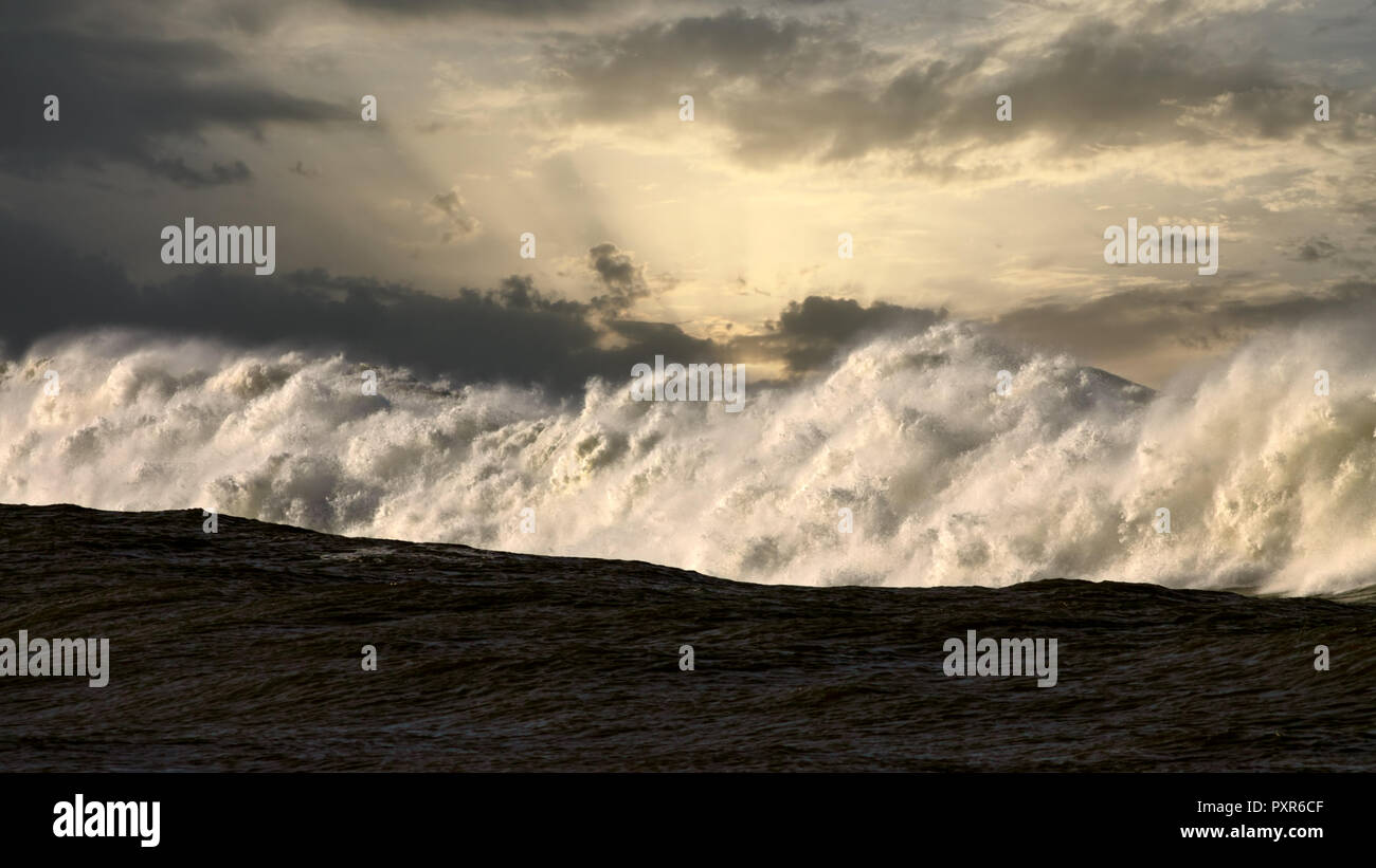 Scary big waves hi-res stock photography and images - Alamy