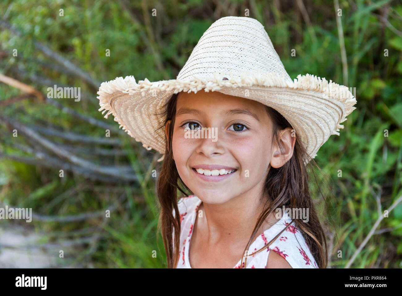 Girl wearing straw hat hi-res stock photography and images - Alamy