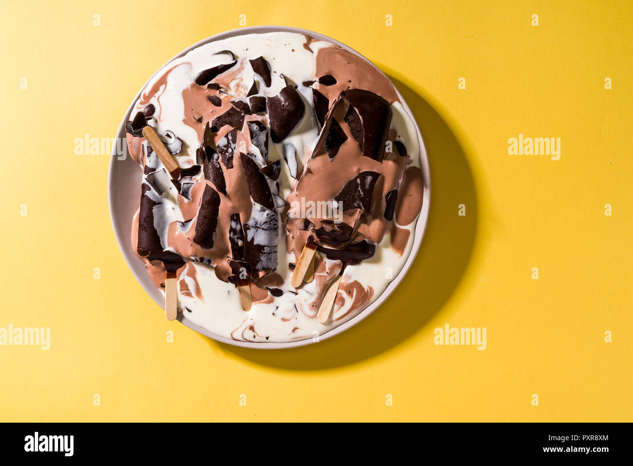 ice cream sundae in chocolate glaze in a plate melted Stock Photo - Alamy