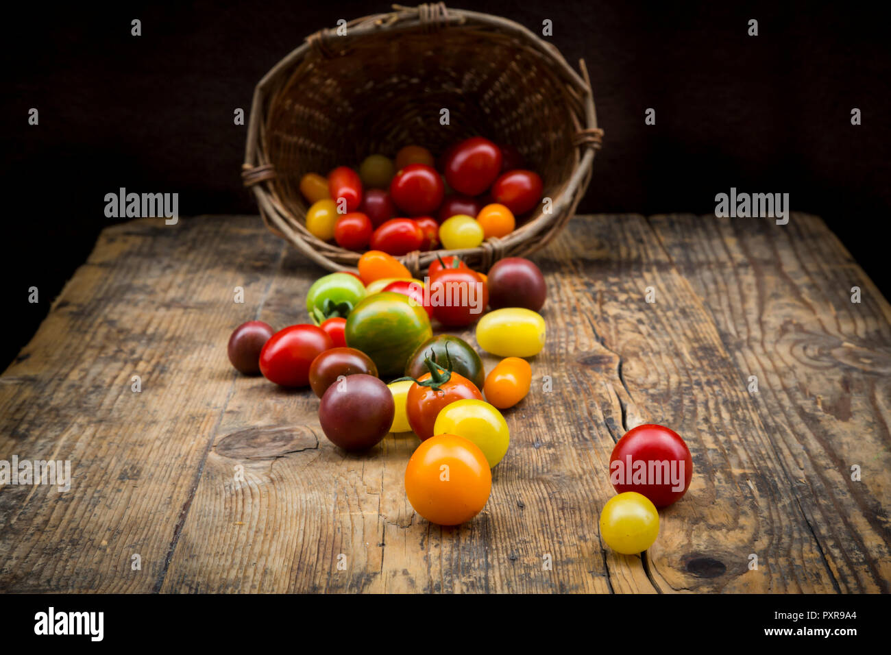 Heirloom tomato basket hi-res stock photography and images - Alamy