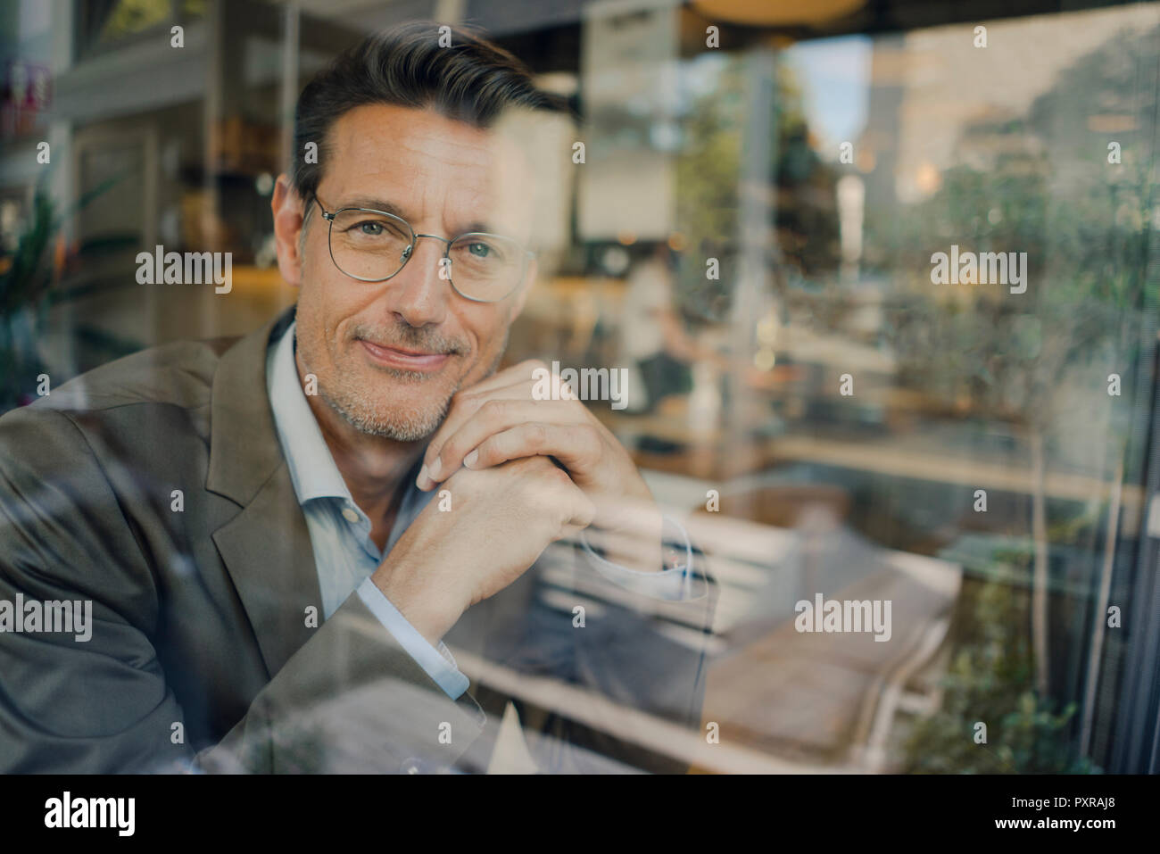 Man looking in a shop window hi-res stock photography and images - Alamy